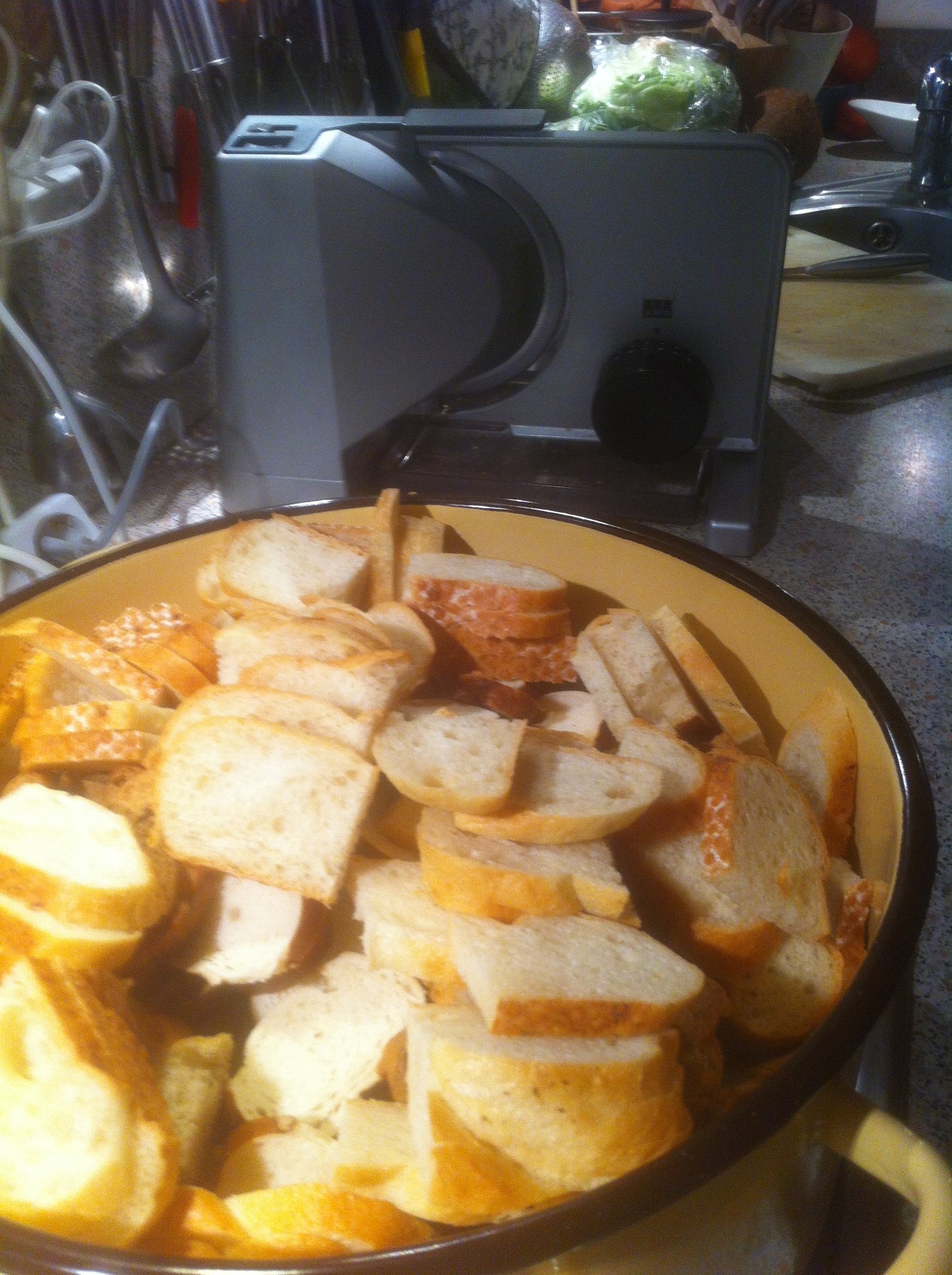 Brot-Chips mit Knoblauch und Olivenöl - Mödling
