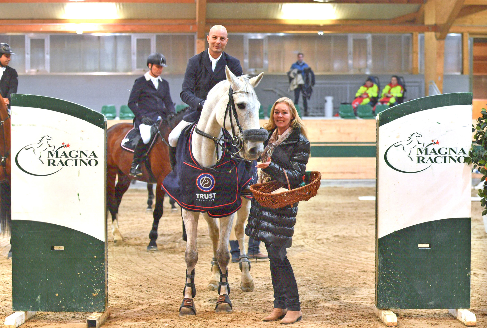 Der Springreiter Stefan Miklosi aus Unterbergla gewinnt den Magna ...