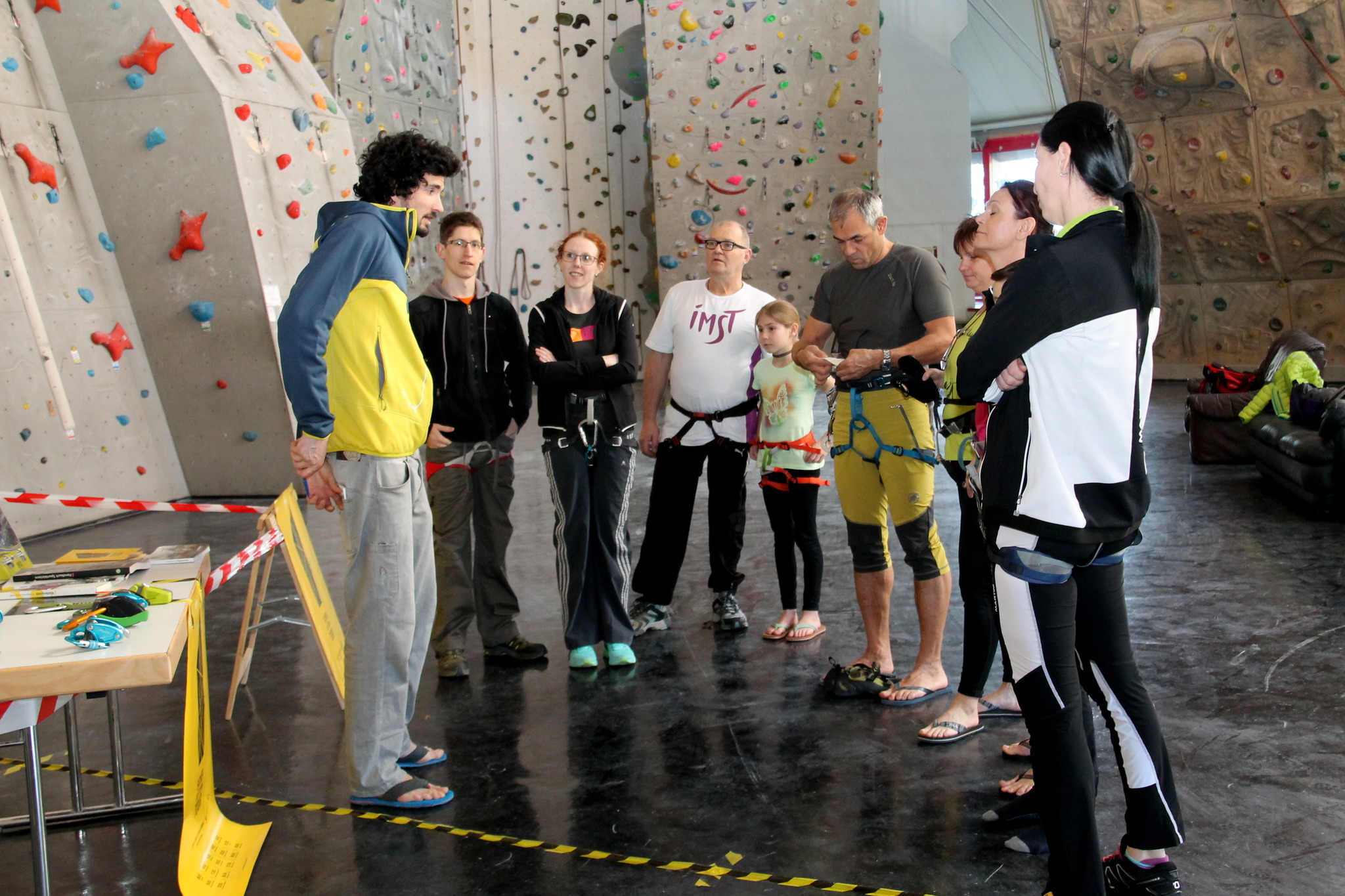 Sicheres Klettern: "Sturzi" on Tour in der Kletterhalle Imst - Imst