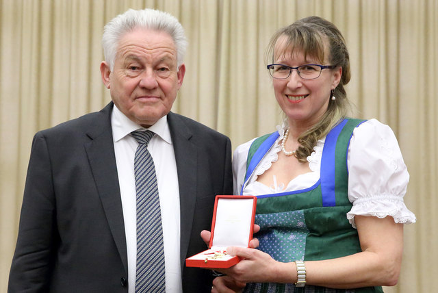 Goldenes Verdienstzeichen der Republik Österreich für Eva Maria Leitner ...