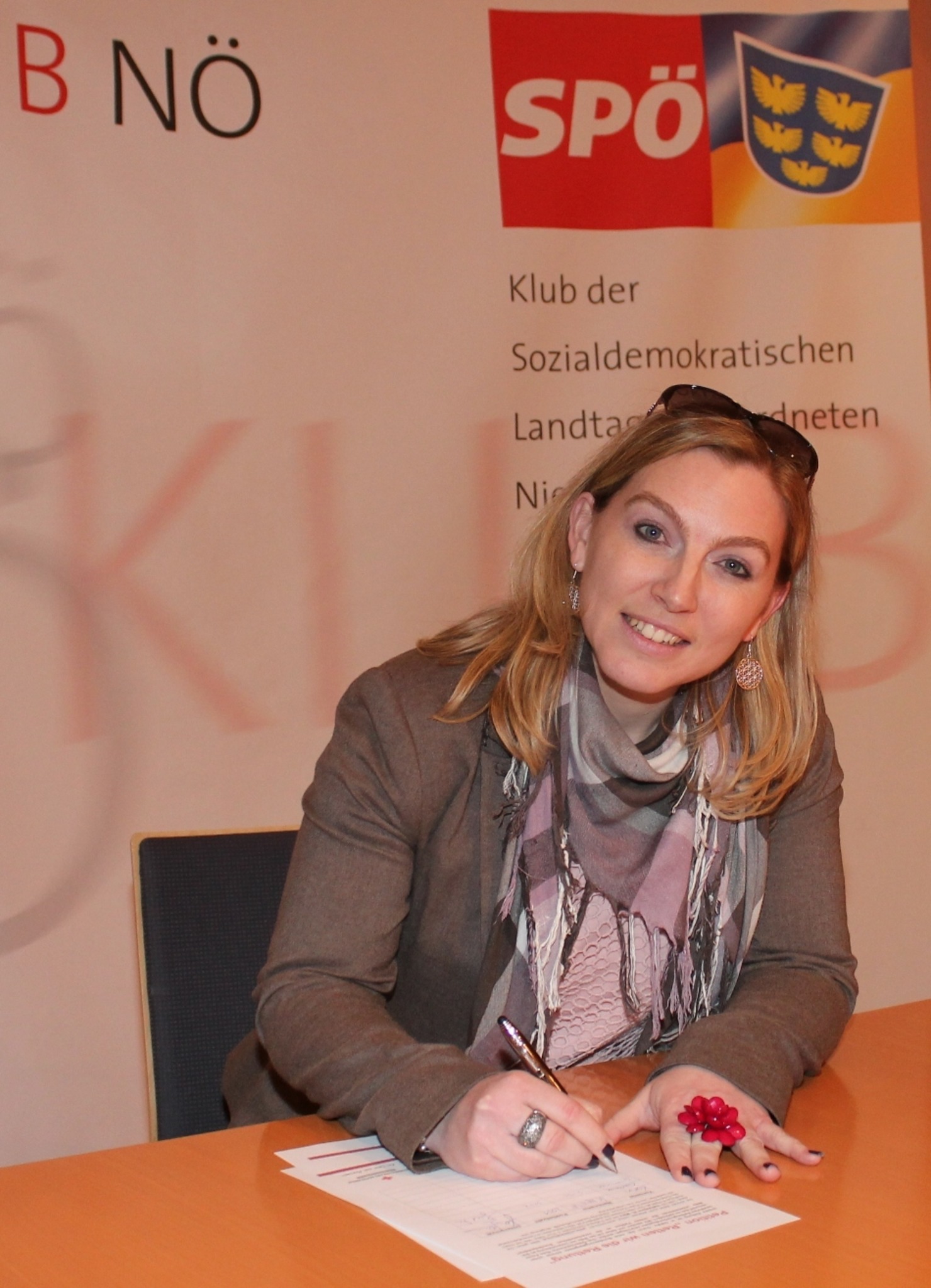 Doris Hahn unterzeichnet Petition für Rettungsdienst - Tulln