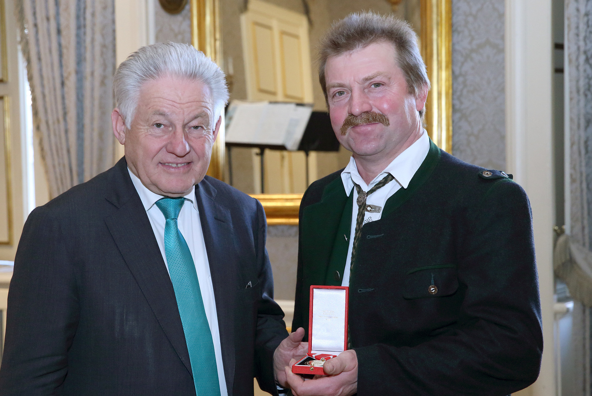 Goldene Medaille für Verdienste um die Republik für Roman Hintersteiner ...