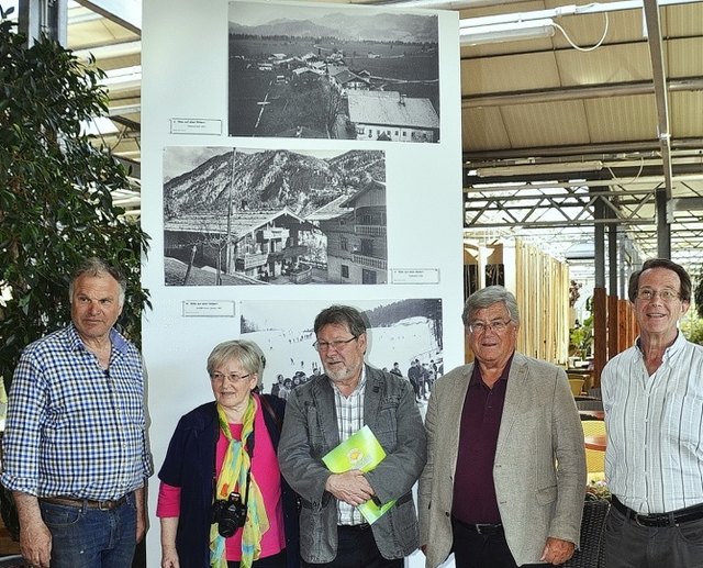 Historisches auf großen Tafeln mitten in der Blumenwelt - Kufstein