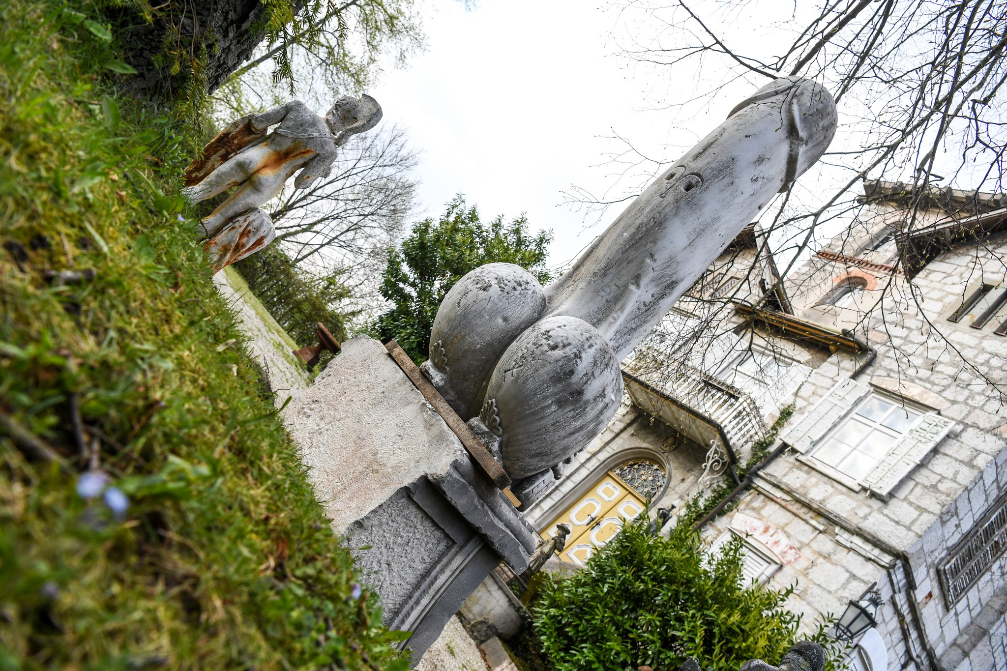Riesige Phallus-Statue verschreckt Passanten in Traunkirchen ...