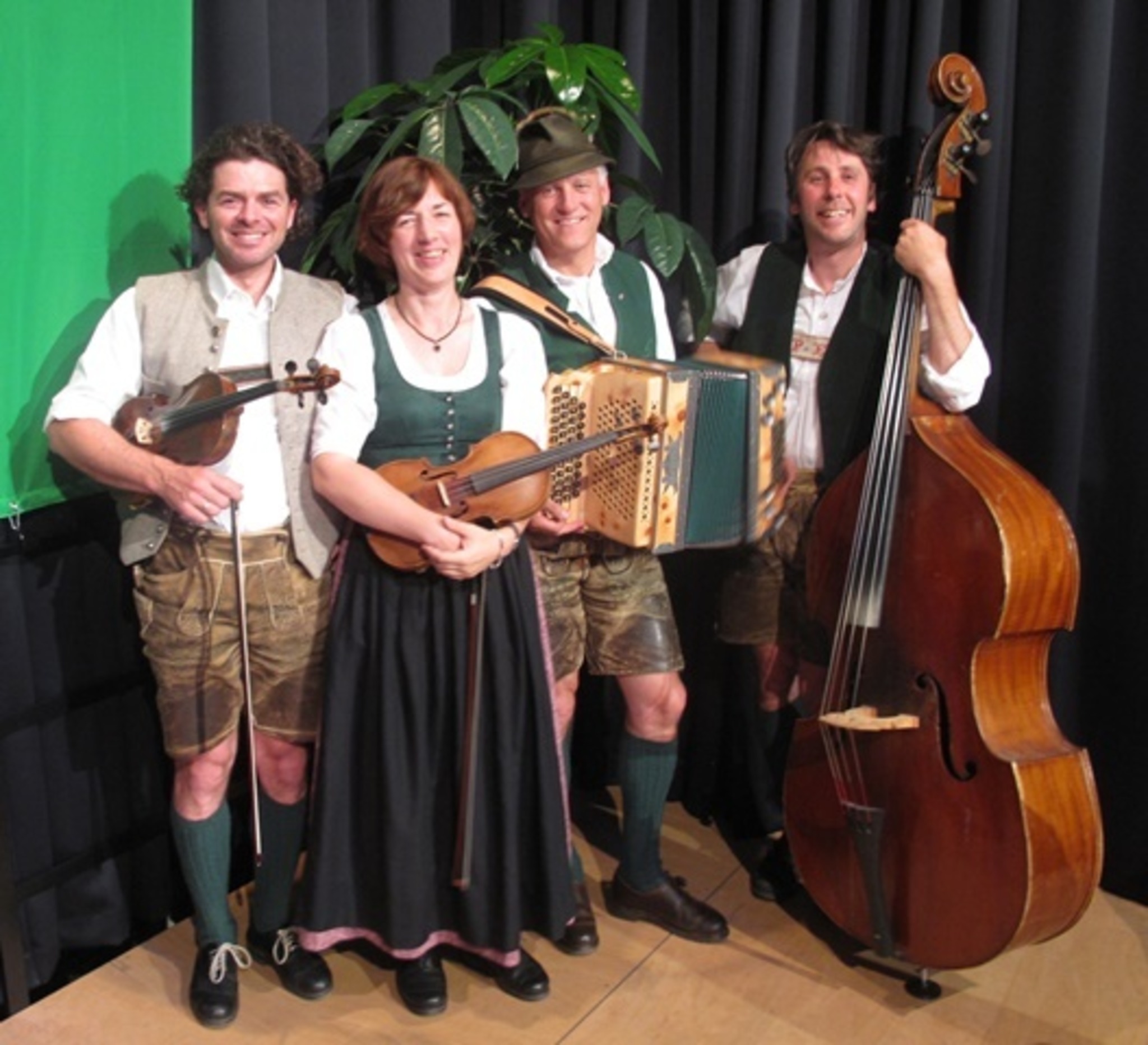 Salzburger Straßenmusik: Gosinger Geigenmusi am Residenzplatz ...