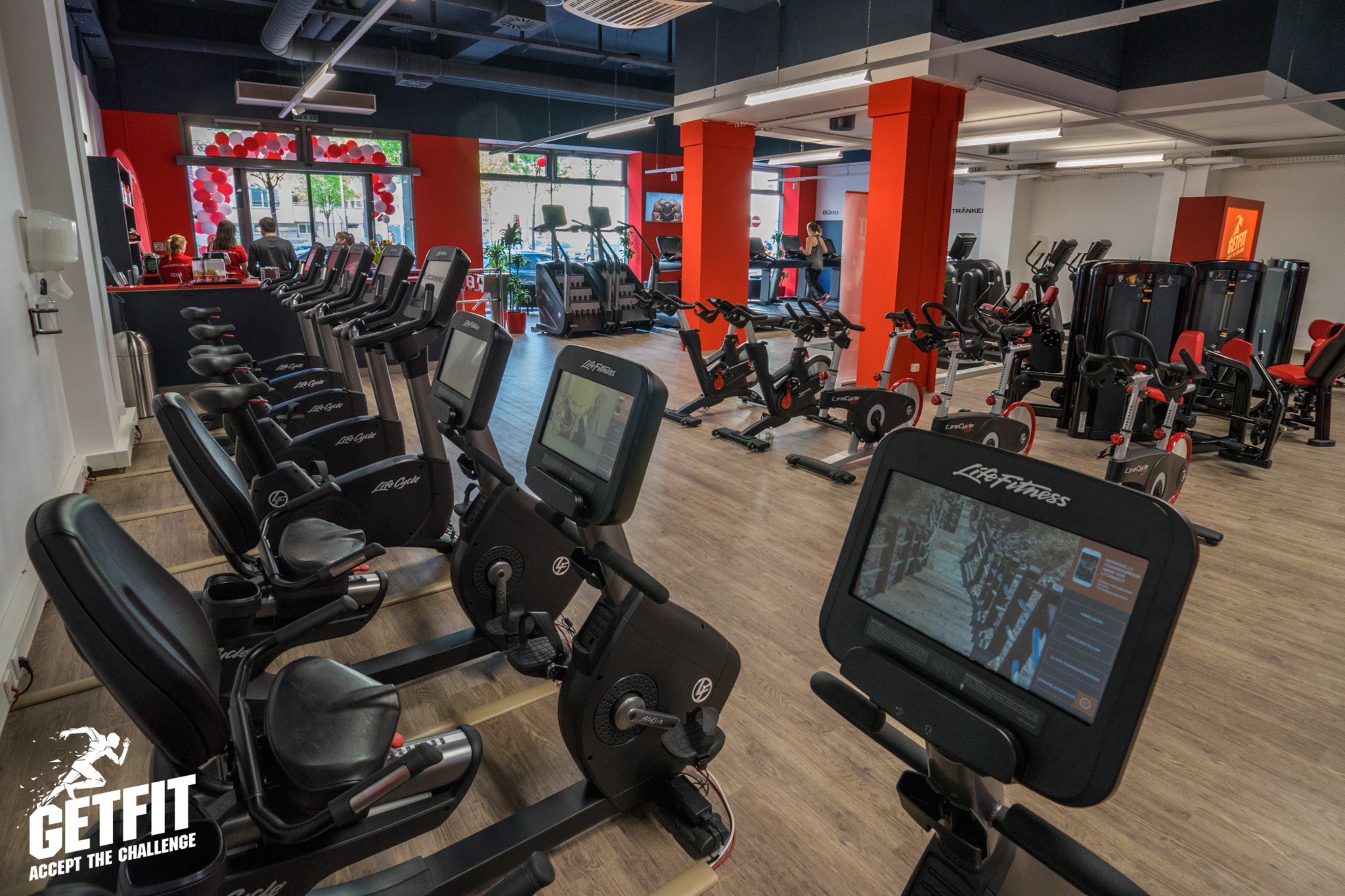 Gewinne ein GETFIT Premium Fitness-Jahres-Abo im Wert von € 438,- und ...