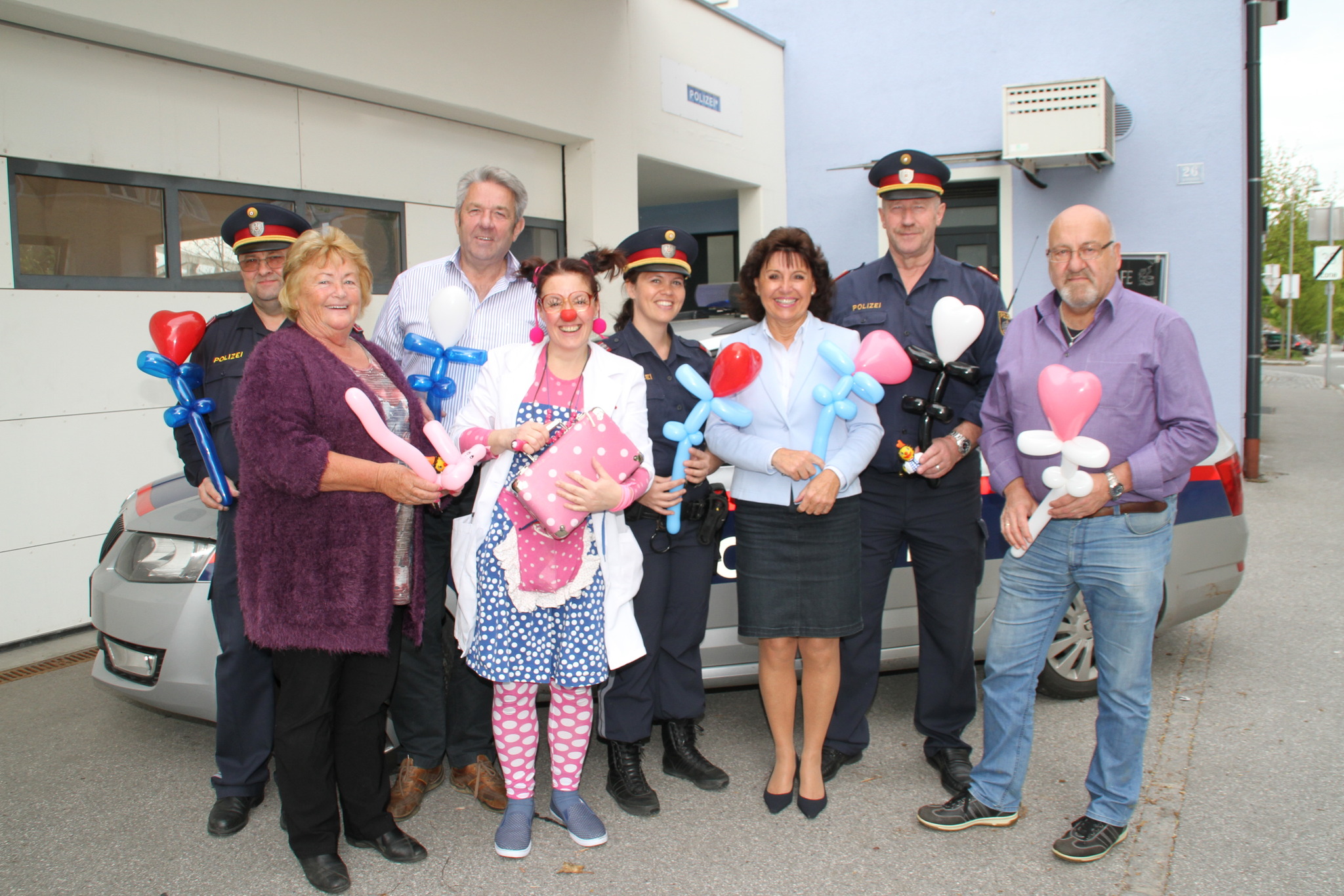 Polizei Oberndorf übergab 700 Euro an Clown Doctors - Flachgau