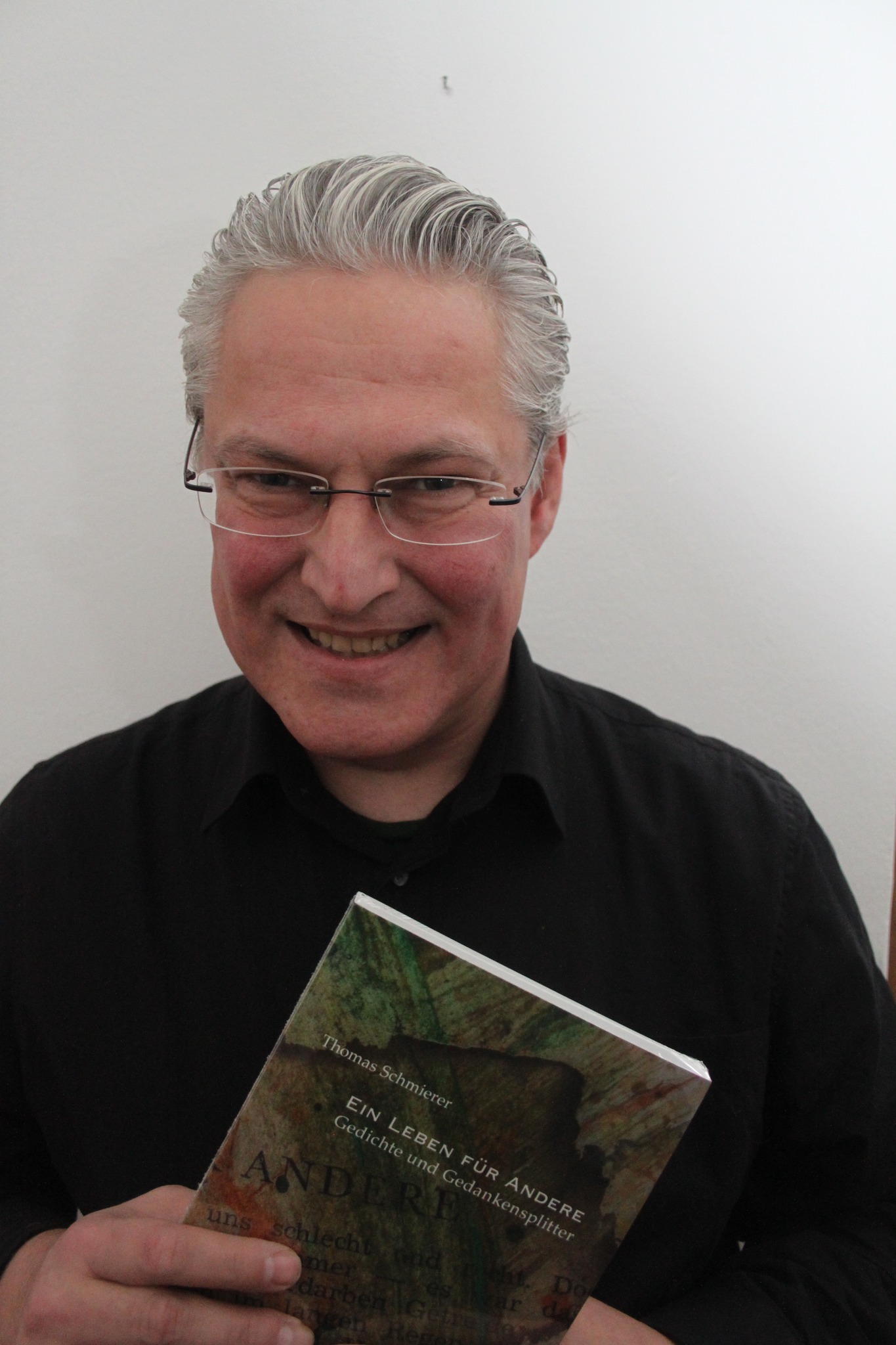 Lesung aus dem Gedichtband "Ein Leben für andere" durch Thomas ET ...