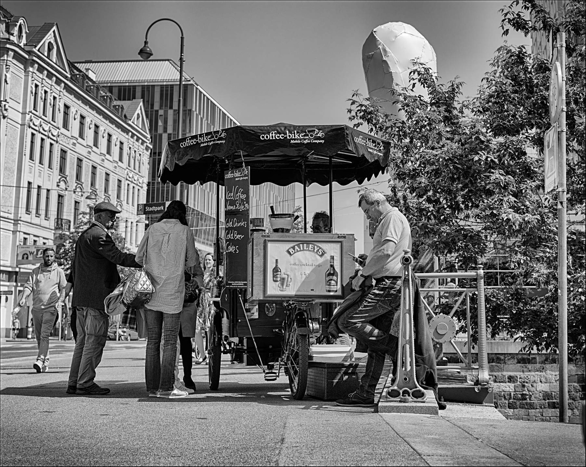 Im Vorbeigehen beim Bike einen Kaffee genießen - Innere Stadt