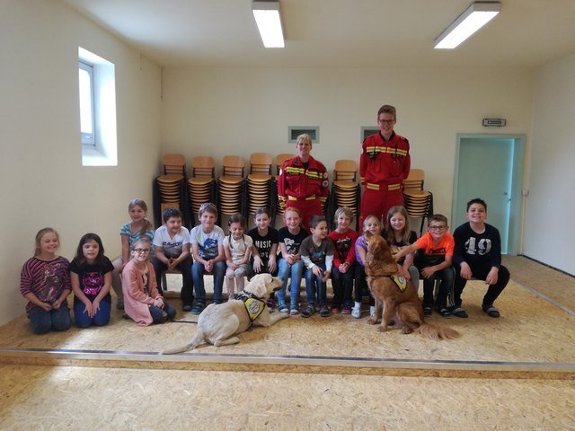 Besuch der Rettungshundebrigade an der Volksschule Hart i.Z. - Schwaz