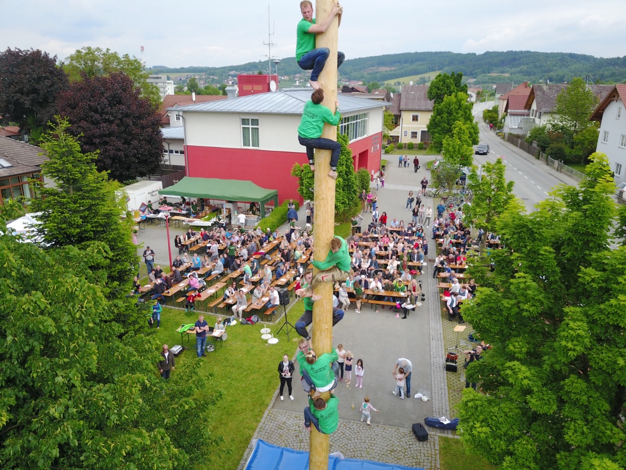 Maibaumfest in St. Florian am Inn mit spektakulären Maibaum-kraxl ...