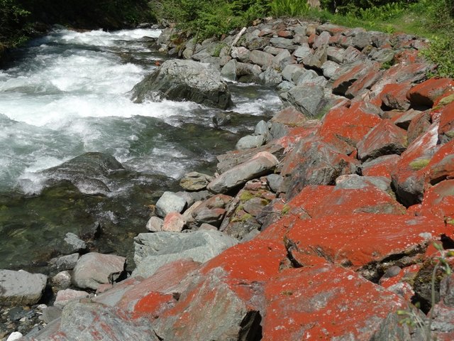 Rote Steine am Bachufer - Pinzgau