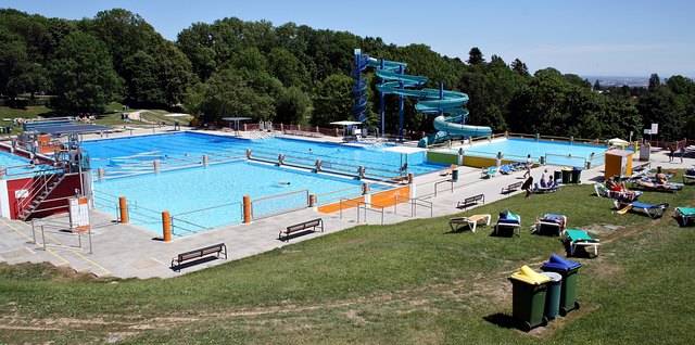 Schafbergbad: Viel Platz und die längste Rutsche Wiens - Hernals