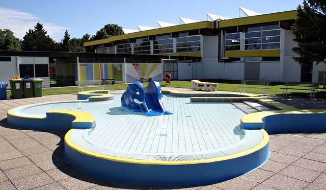 Sommer, Sonne, Denksport im Hietzinger Bad - Hietzing