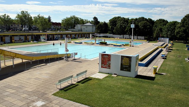 Sommer, Sonne, Denksport im Hietzinger Bad - Hietzing