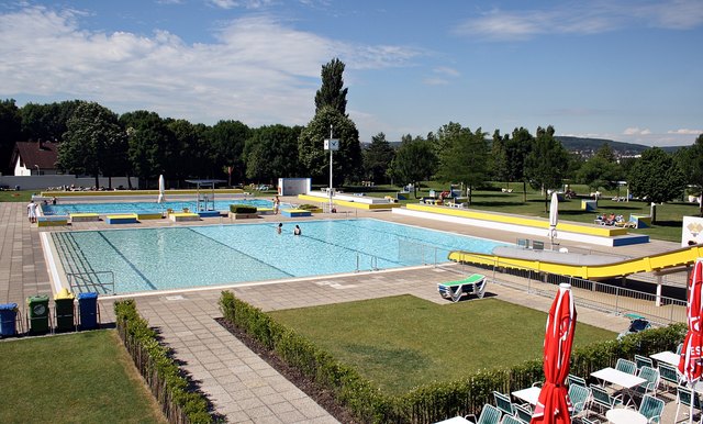 Sommer, Sonne, Denksport im Hietzinger Bad - Hietzing