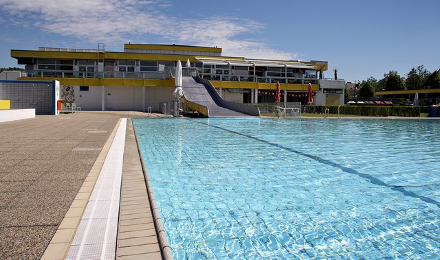 Sommer, Sonne, Denksport im Hietzinger Bad - Hietzing