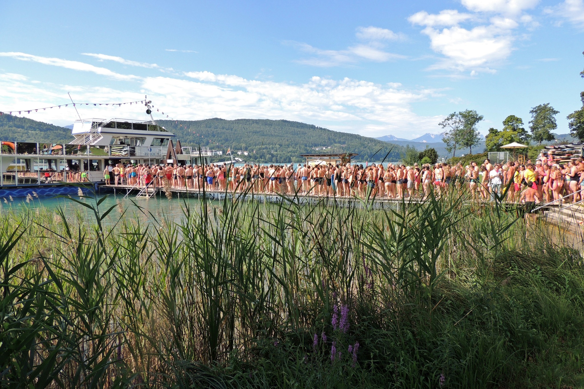 Überquerung des Wörthersees von fast 700 Schwimmer(innen) aller ...
