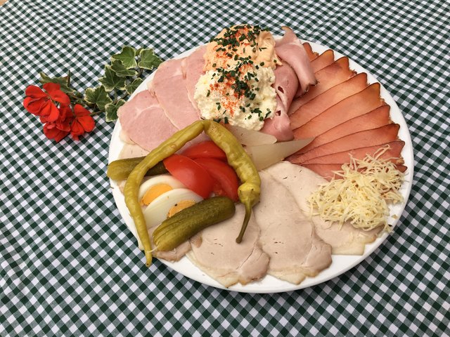 Eine gschmackige Jause im lauschigen Gastgarten - Wels & Wels Land