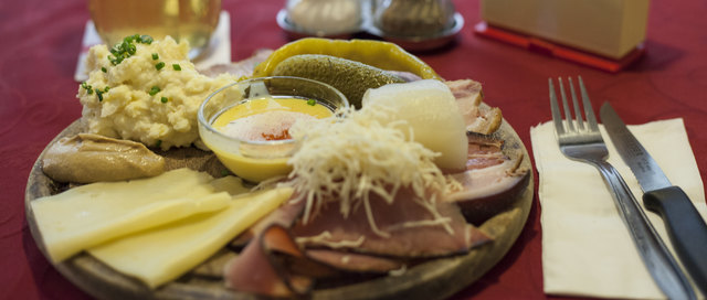 Eine gschmackige Jause im lauschigen Gastgarten - Wels & Wels Land