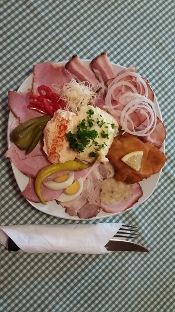 Eine gschmackige Jause im lauschigen Gastgarten - Wels & Wels Land