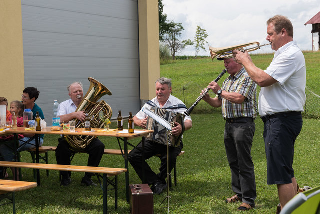 Originelles Nachbarschaftsfest mit Musikanten in Hundsfülling ...