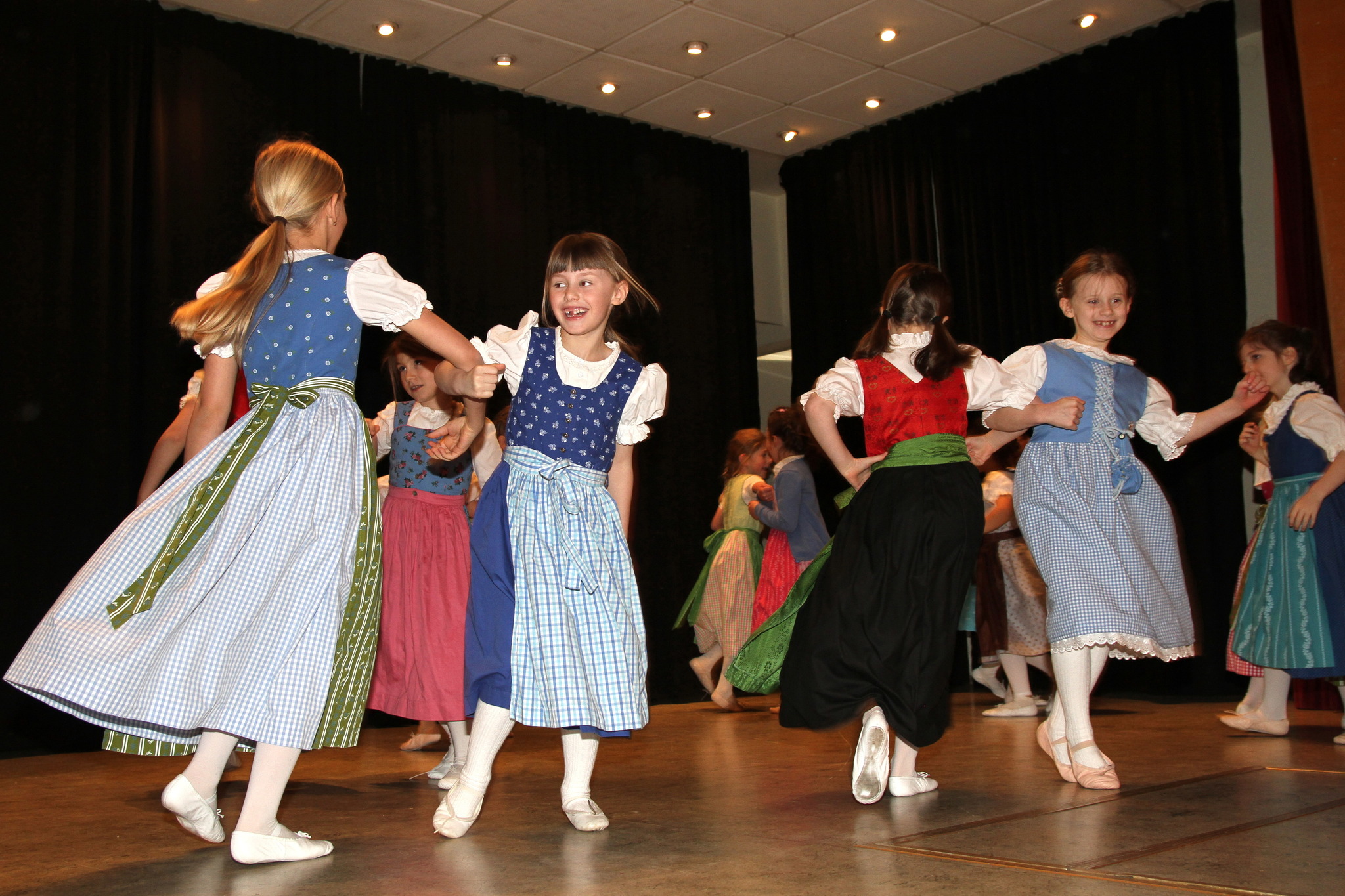 Volkstanzen macht Spaß! Kinder tanzen im Kreis .... - Wiener Neustadt