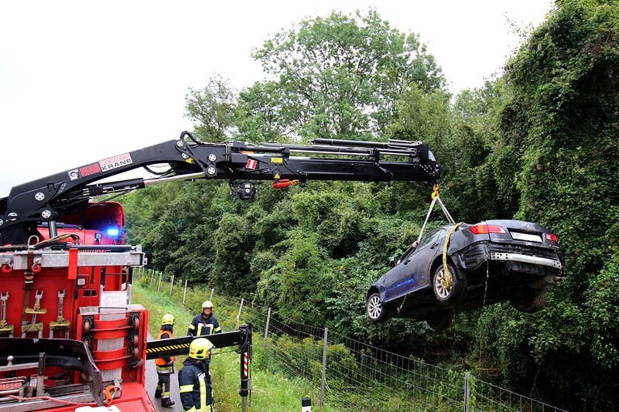 Überschlagen auf der S5: Lexus landet im Auwald - Tulln