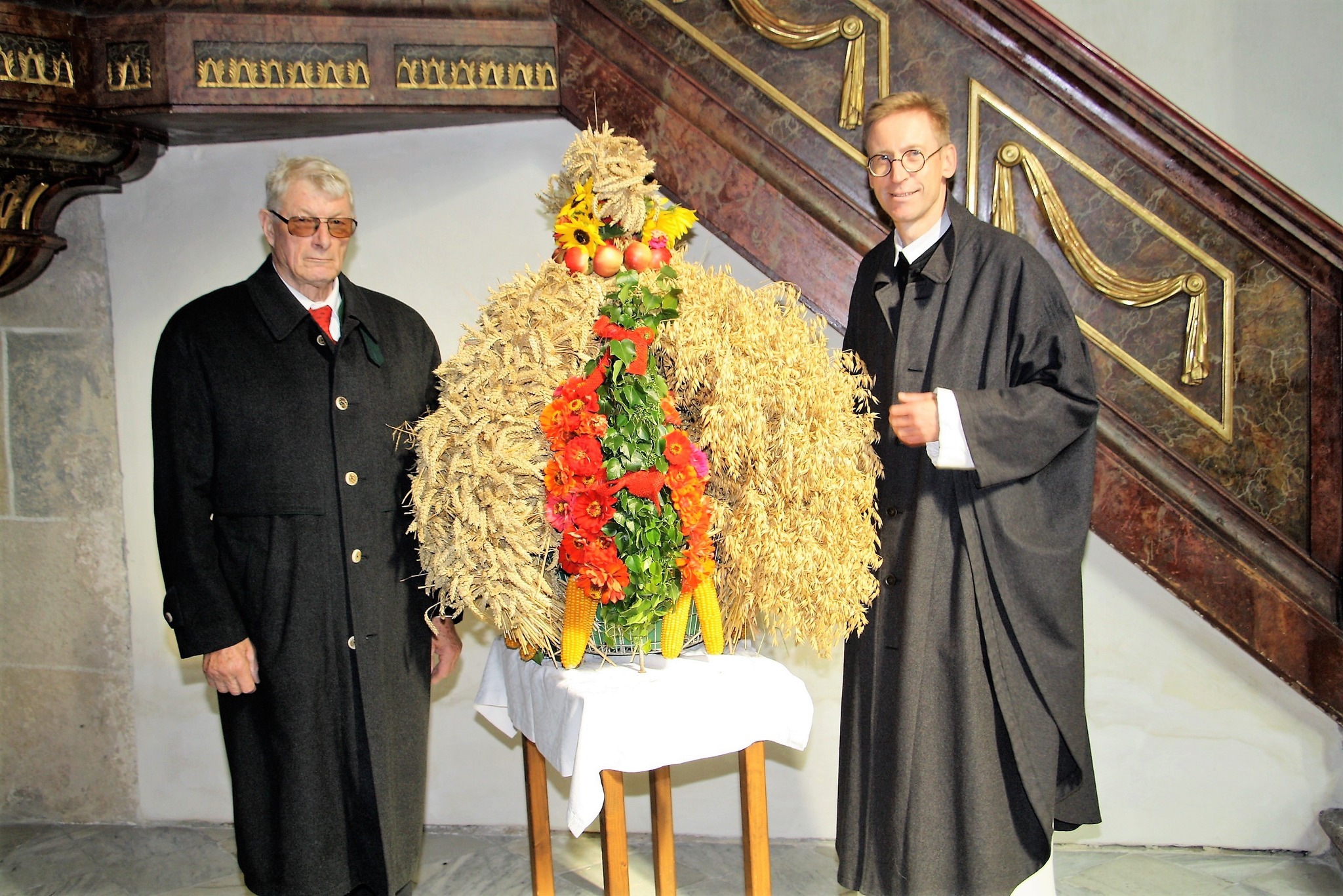 Die Krone für das Erntedankfest Gratwein hat Karl Hörmann (links) mit ...