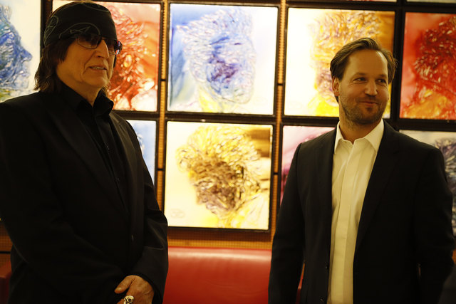 Auch Star-Künstler Helnwein bei Flughafen-Vernissage - Schwechat
