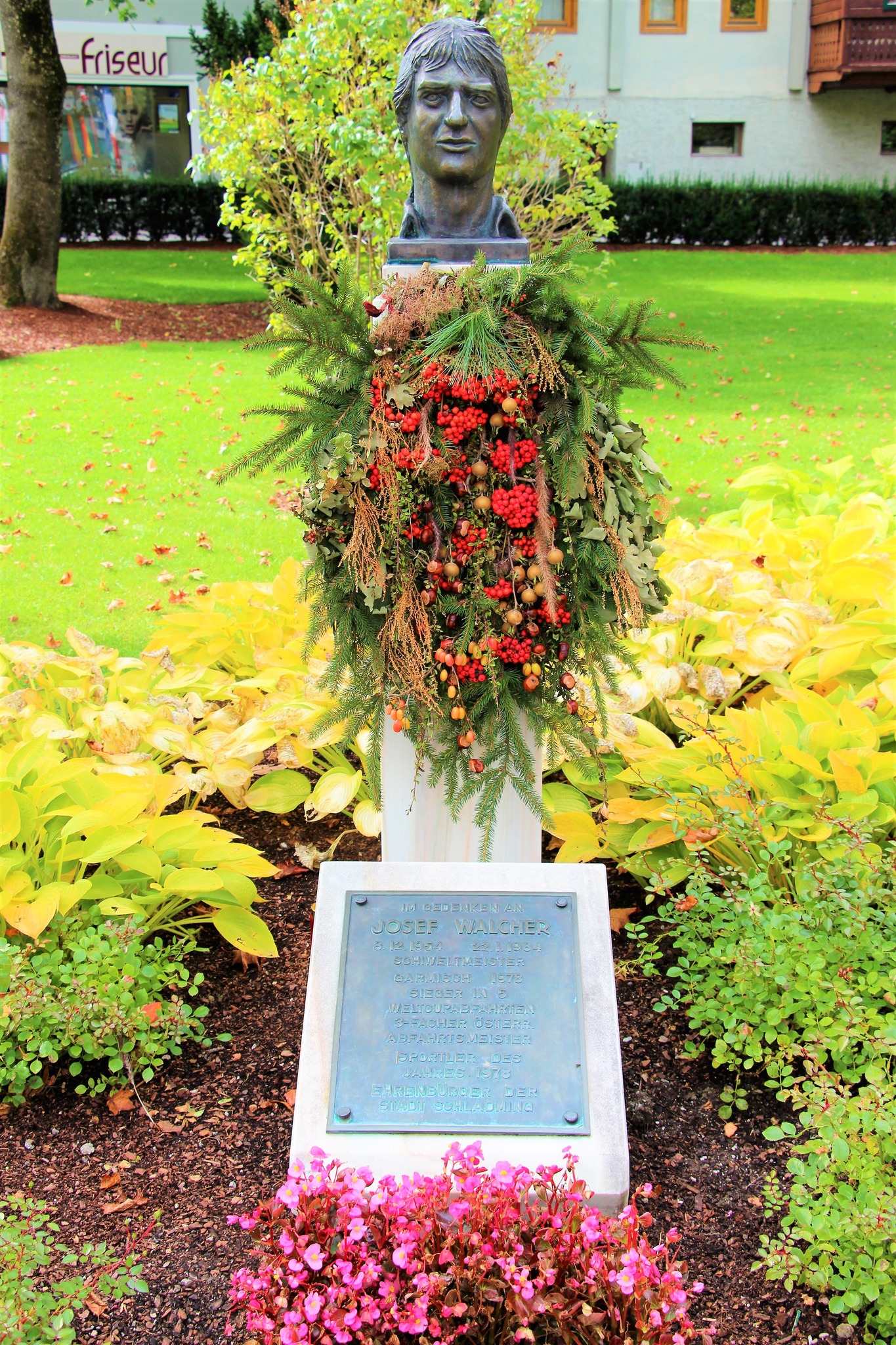 Skulptur von Ehrenbürger Josef Walcher am Rathausplatz Schladming - Liezen