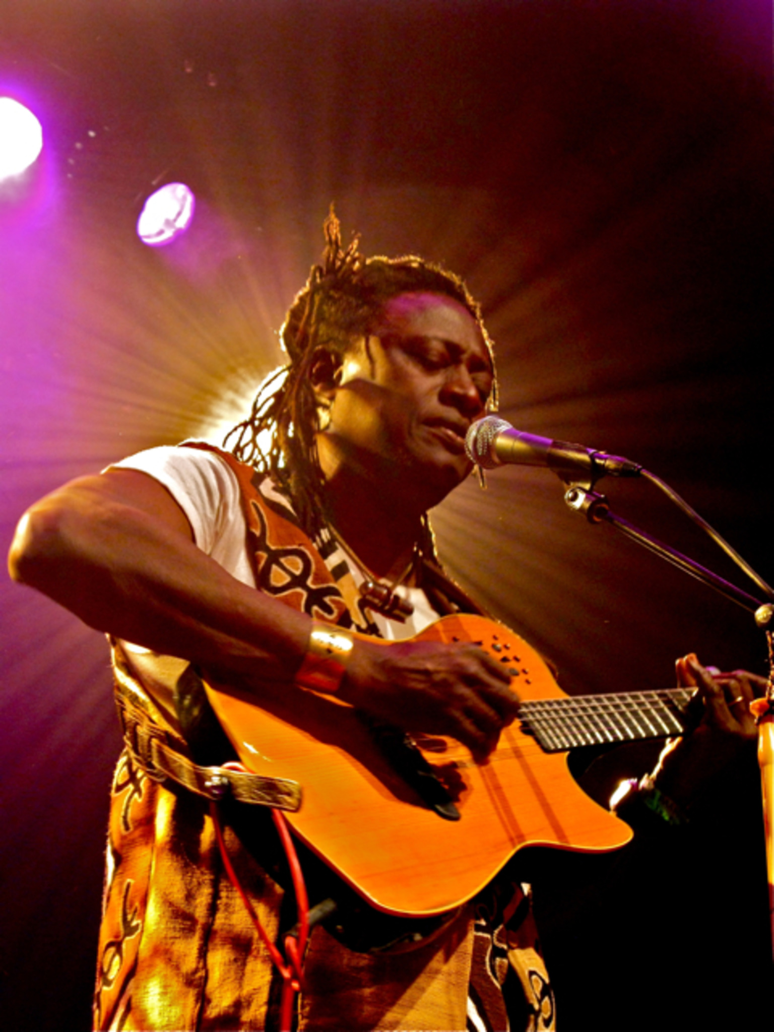 Habib Koité, konzertiert im Brauhaus Breznik - Völkermarkt