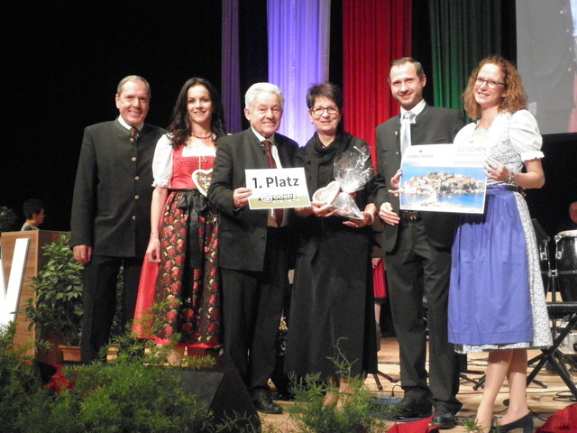 Der Bezirk Perg glänzt mit Auftanz beim Landesseniorenball - Perg