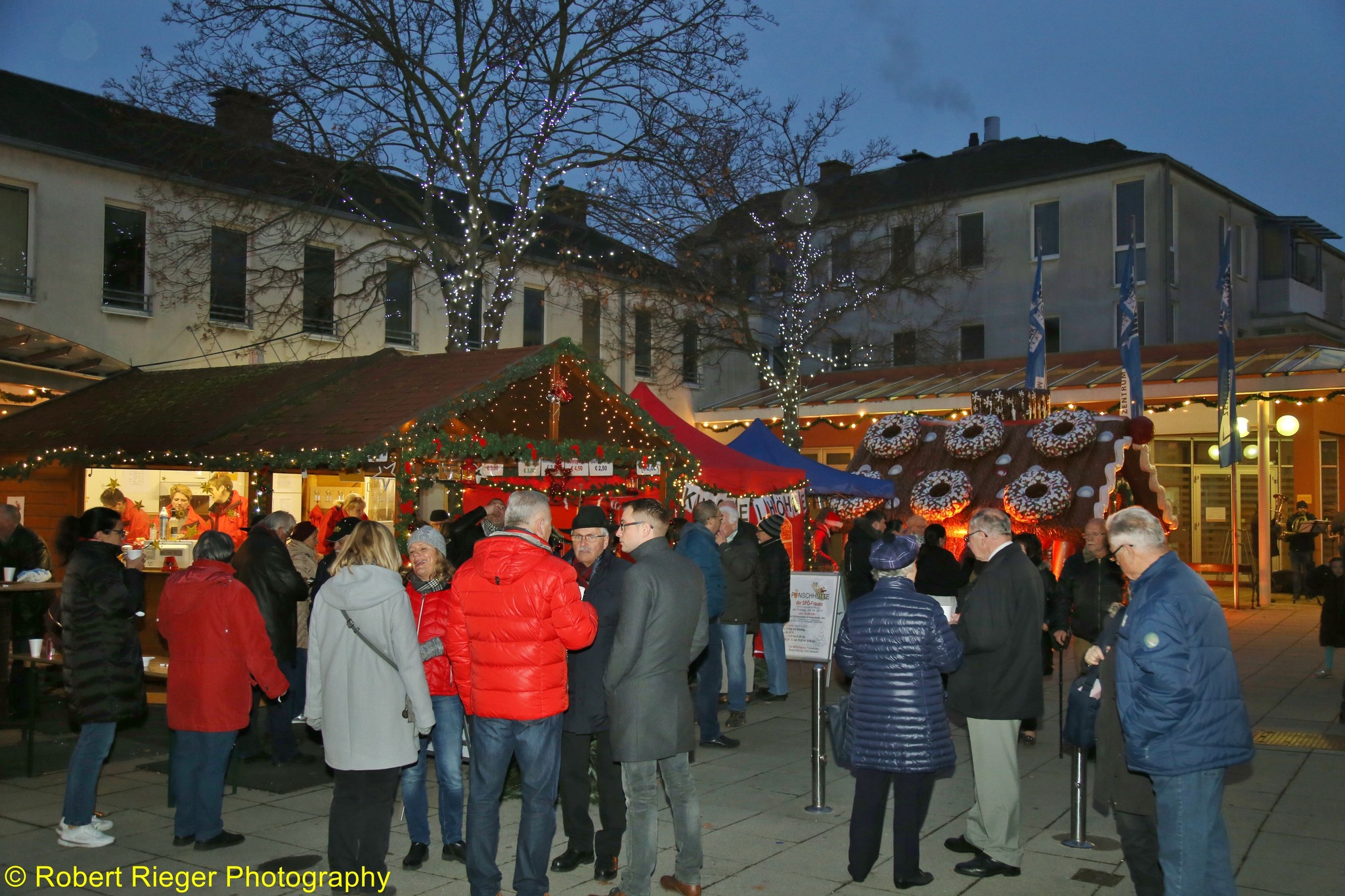 ERÖFFNUNG ADVENTMARKT und LIESL (Punsch ) HÜTTE im ARKADIA TRAISKIRCHEN ...