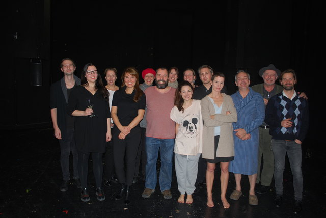 Uraufführung 'Erleichterung': Ein Stück das unter die Haut geht - St ...