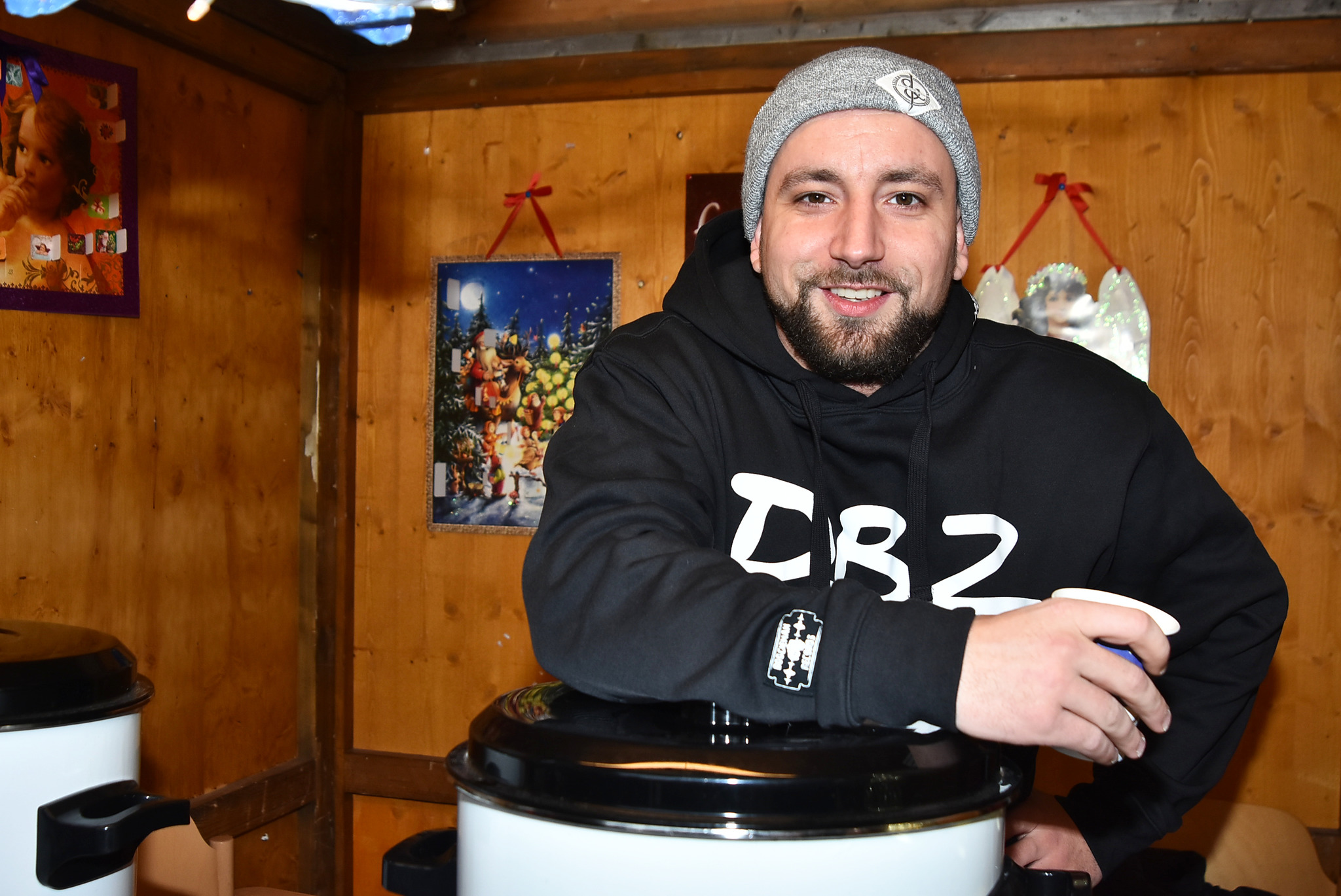 Christopher Seiler punscht für den guten Zweck - Leopoldstadt