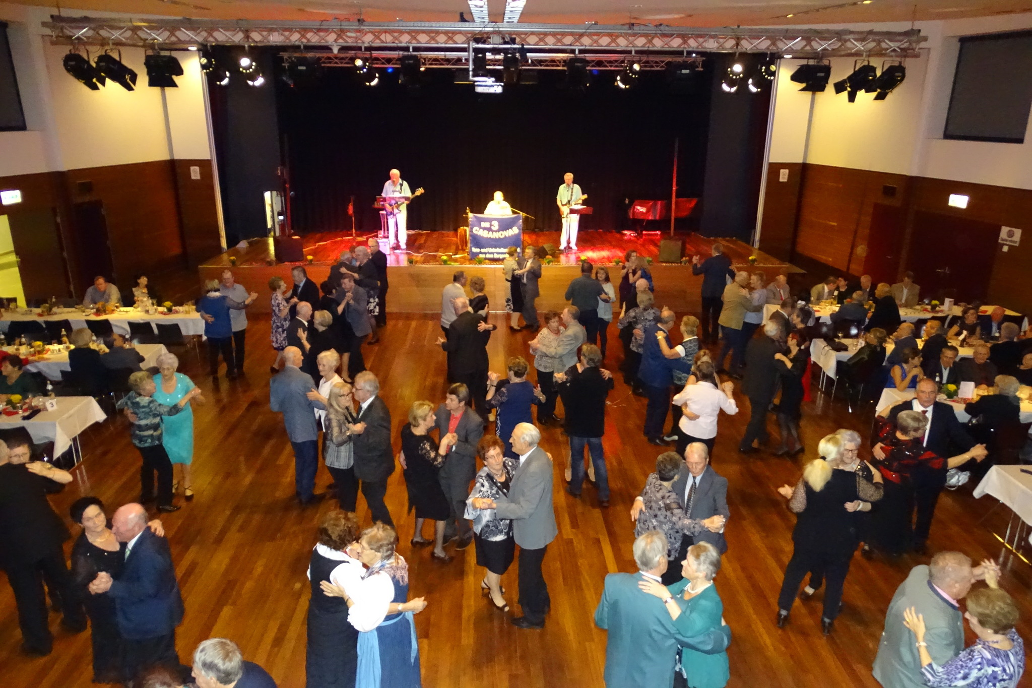 Volle Tanzfläche beim Pensionistenball in Ternitz - Neunkirchen