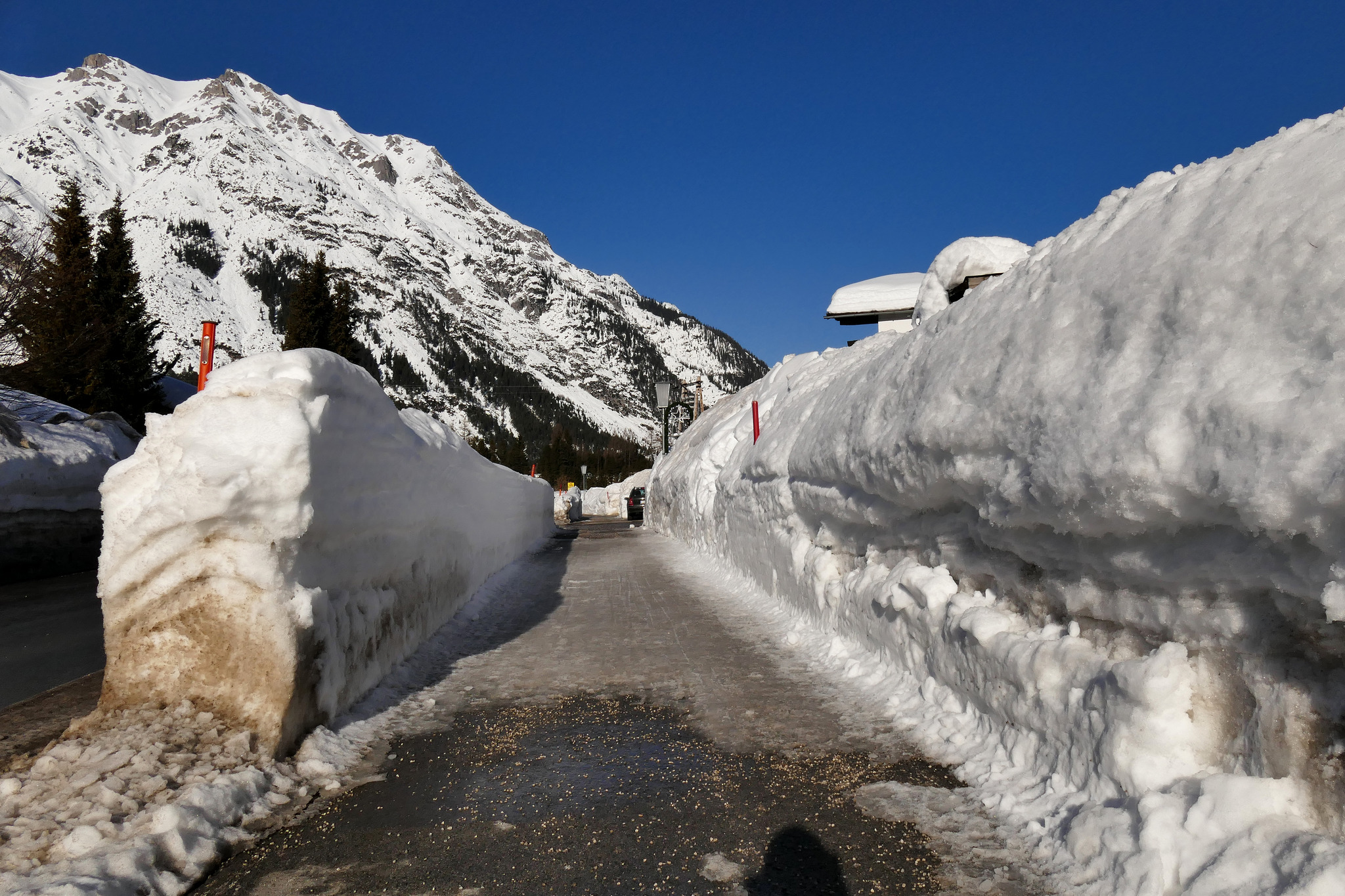 Gehsteig zwischen Schneewände - Imst