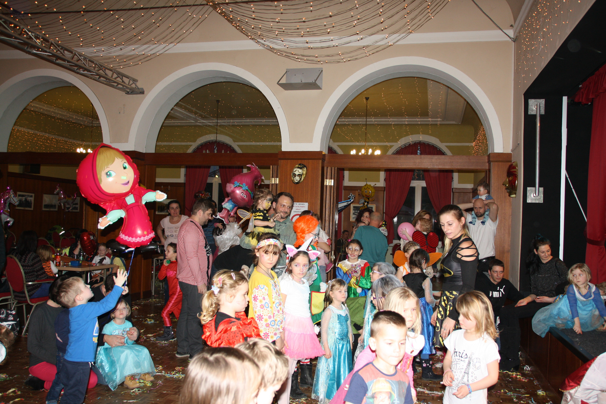 Fasching: Kids tobten sich aus im Volksheim - Schwechat