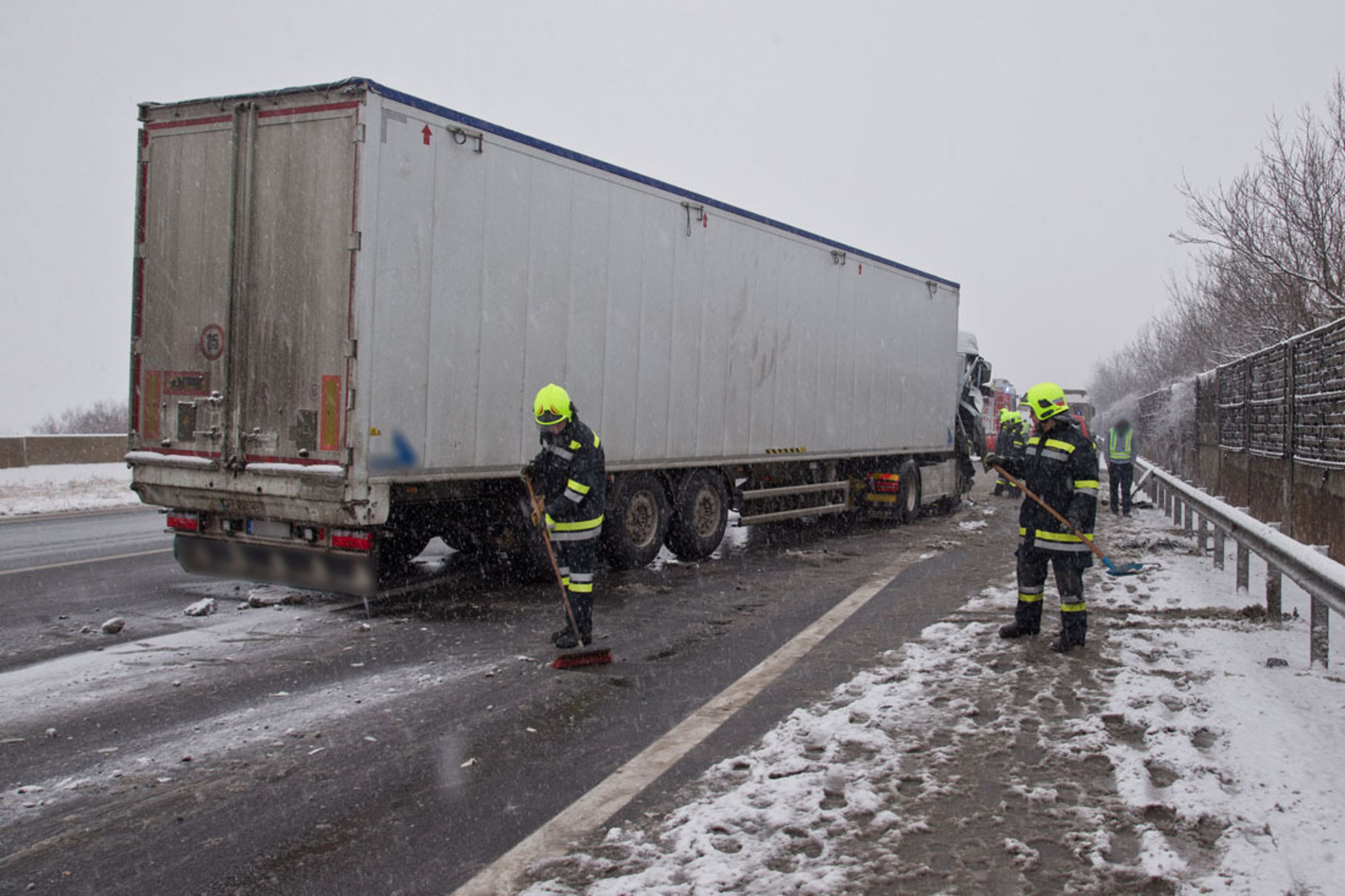 Lkw-Auffahrunfall im Schneechaos - Baden