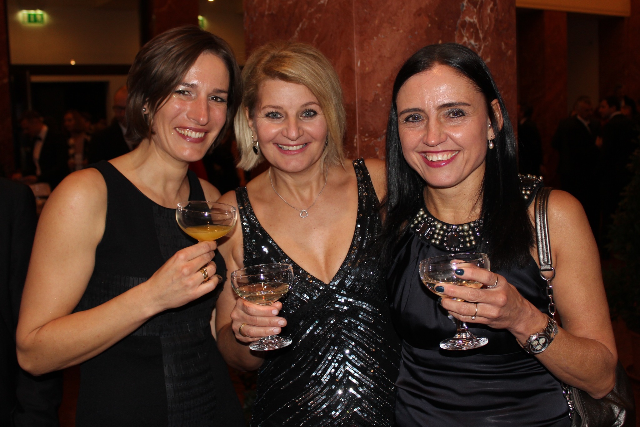 Viel Glamour beim Round Table Charity Ball in Hall - Hall-Rum