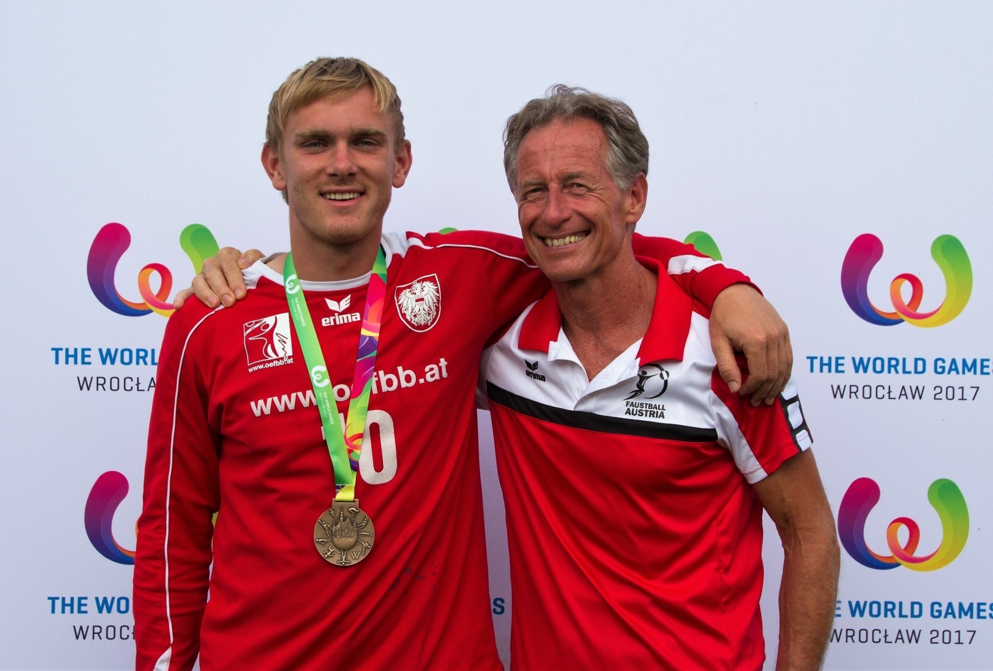 Physiotherapeut Gerhard Horvath hält das Faustball-Nationalteam fit ...