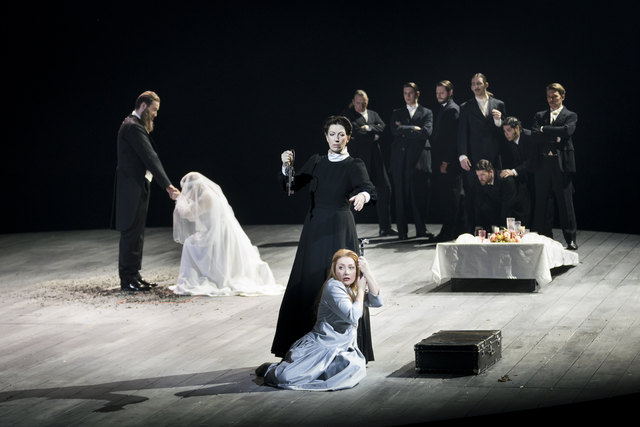 Manuela Uhl, eine wunderbare Ariane, in "Ariane et Barbe-Bleue" von ...