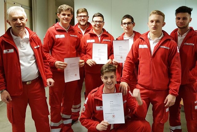 Neue ausgebildete Rettungssanitäter beim Roten Kreuz in Zistersdorf ...