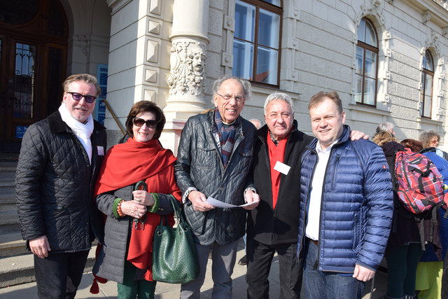 Laa hisst die Fahnen - Mistelbach