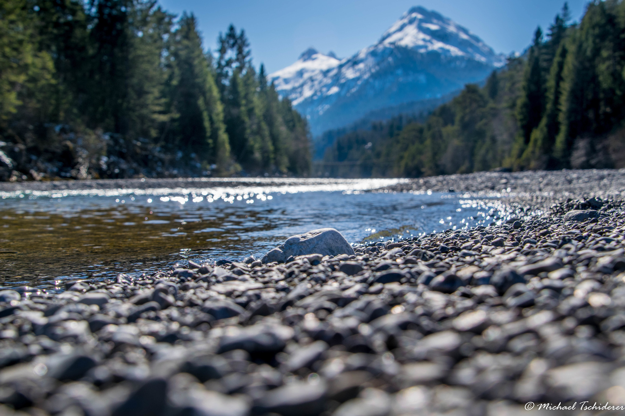 Lech mit der Hängebrücke und dem Saldeiner im Hintergrund - Reutte