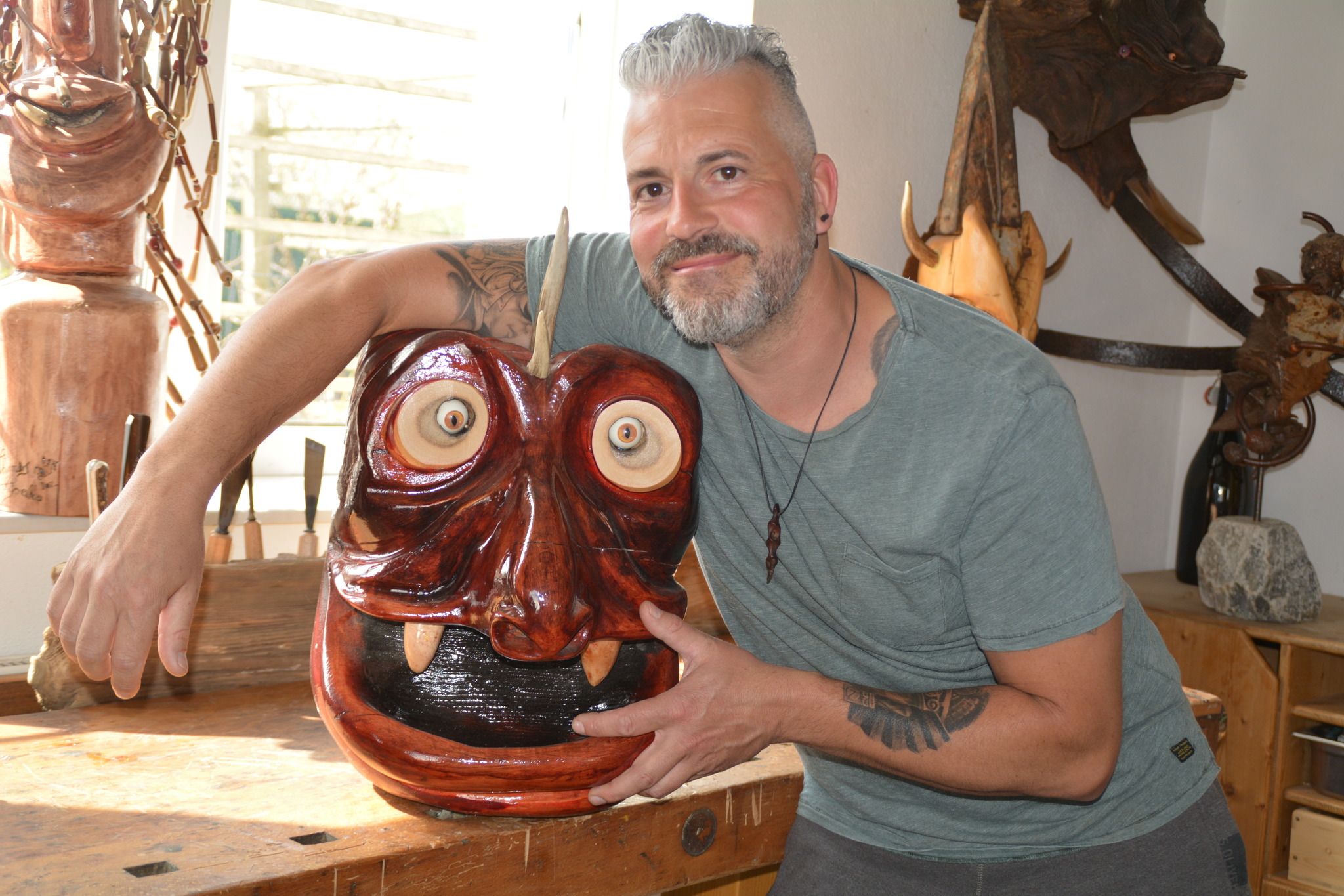 Künstler Thomas Pipelka lauscht dem Holz - St. Pölten