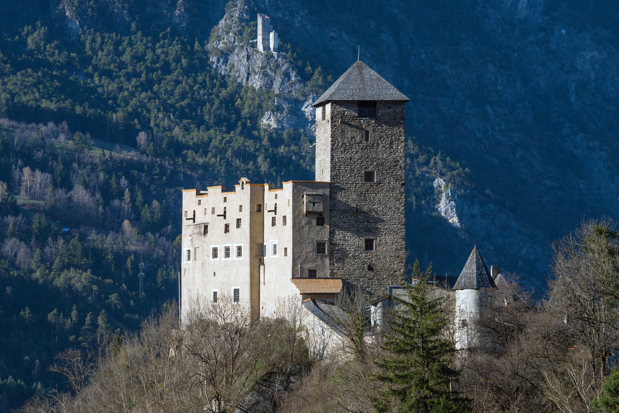 Burgen und Schlösser im Tiroler Oberland: Schloss Landeck und Burgruine ...