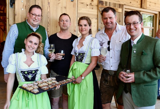 Mobile Hütte: "SiHu" Vip-Stadl wurde eröffnet - Wels & Wels Land