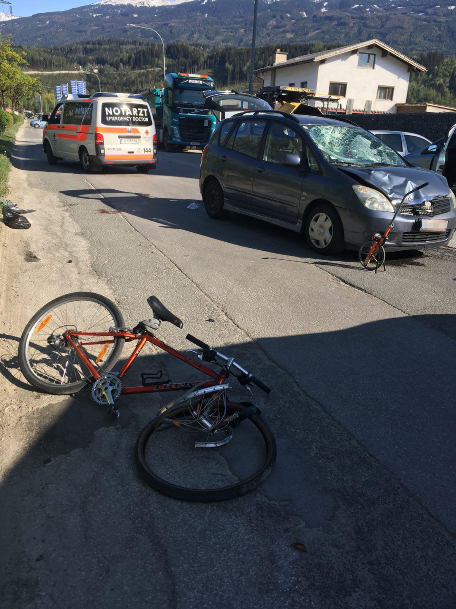 Pkw fuhr frontal gegen 14-jährigen Radfahrer – Zeugenaufruf - Hall-Rum